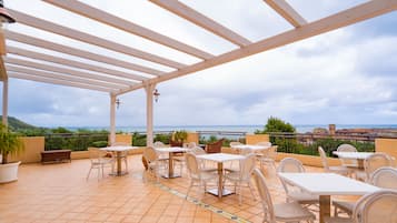 Pequenos-almoços, almoços, jantares servidos, com vista para o oceano