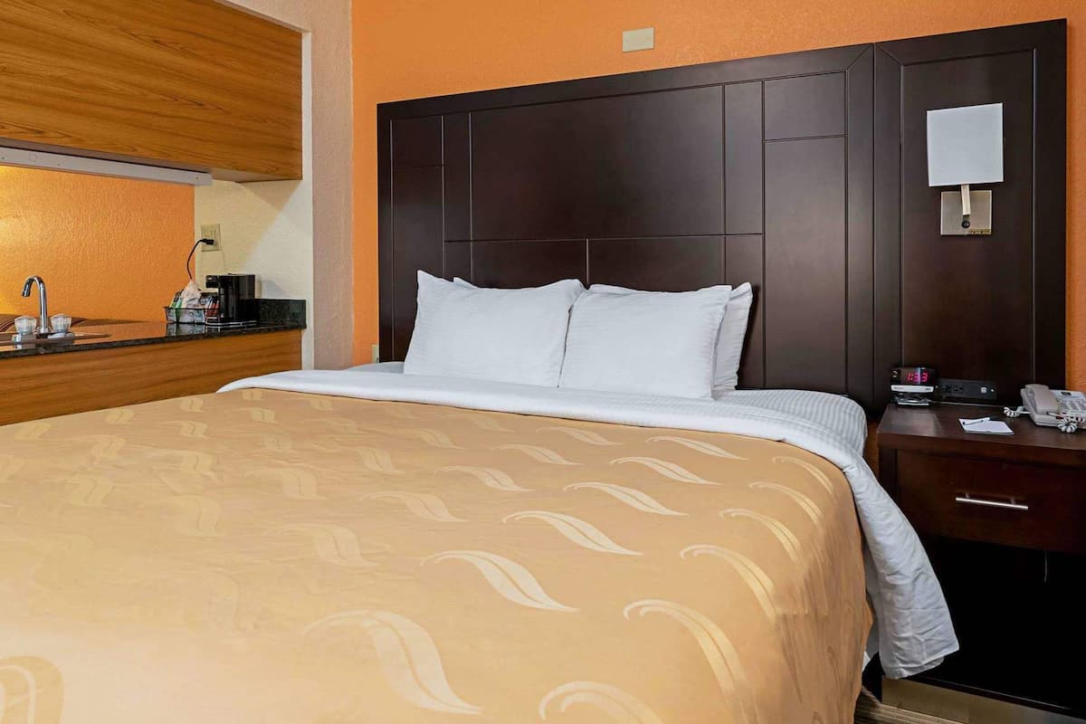 Escrivaninha, berços (sobretaxa), camas extras/dobráveis (sobretaxa)