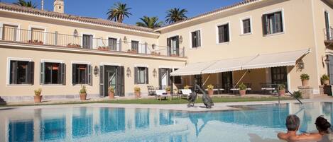 Piscina exterior, espreguiçadeiras