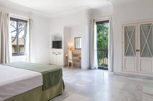 Suite Júnior, vista para o jardim | Roupa de alta qualidade, camas de colchão viscoelástico, minibar grátis 