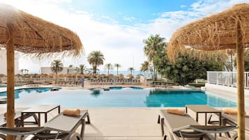 2 piscinas externas, guarda-sóis, espreguiçadeiras