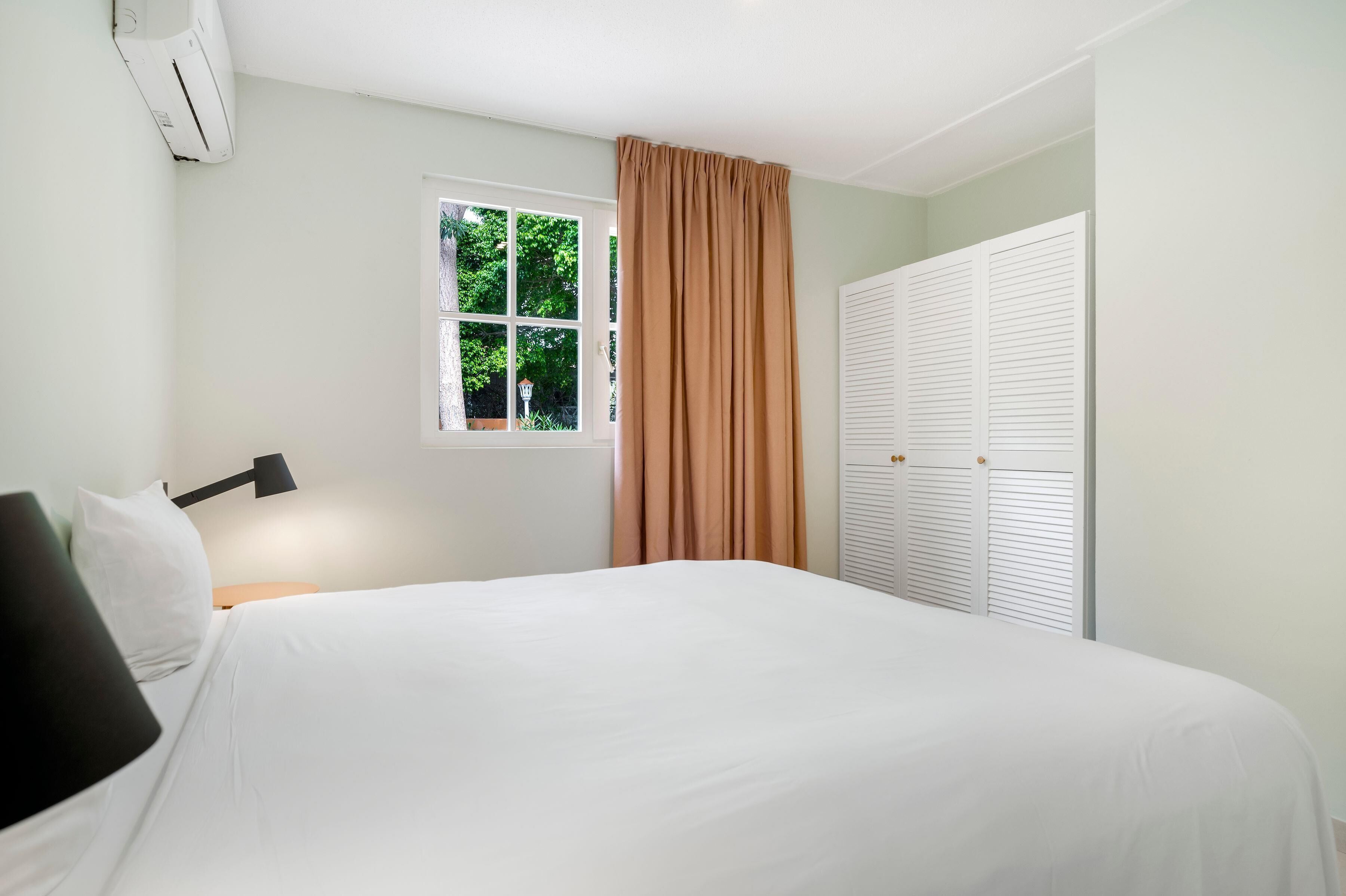 Roupas de cama premium, frigobar, cofres nos quartos