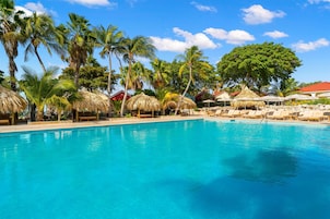 2 piscinas exteriores, toldos gratuitos, guarda-sóis 
