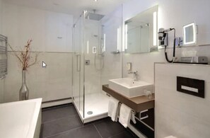 Um polibã, um secador de cabelo, Piso aquecido (casa de banho) 