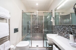 Quarto casal superior | Banheiro | Chuveiro, chuveiro com efeito de chuva, produtos de toalete grátis 