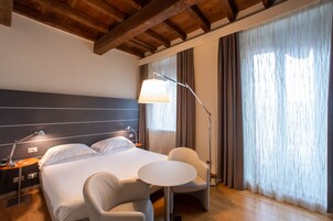 Quarto casal superior, vista para a cidade | Lençóis italianos Frette, roupas de cama premium, frigobar