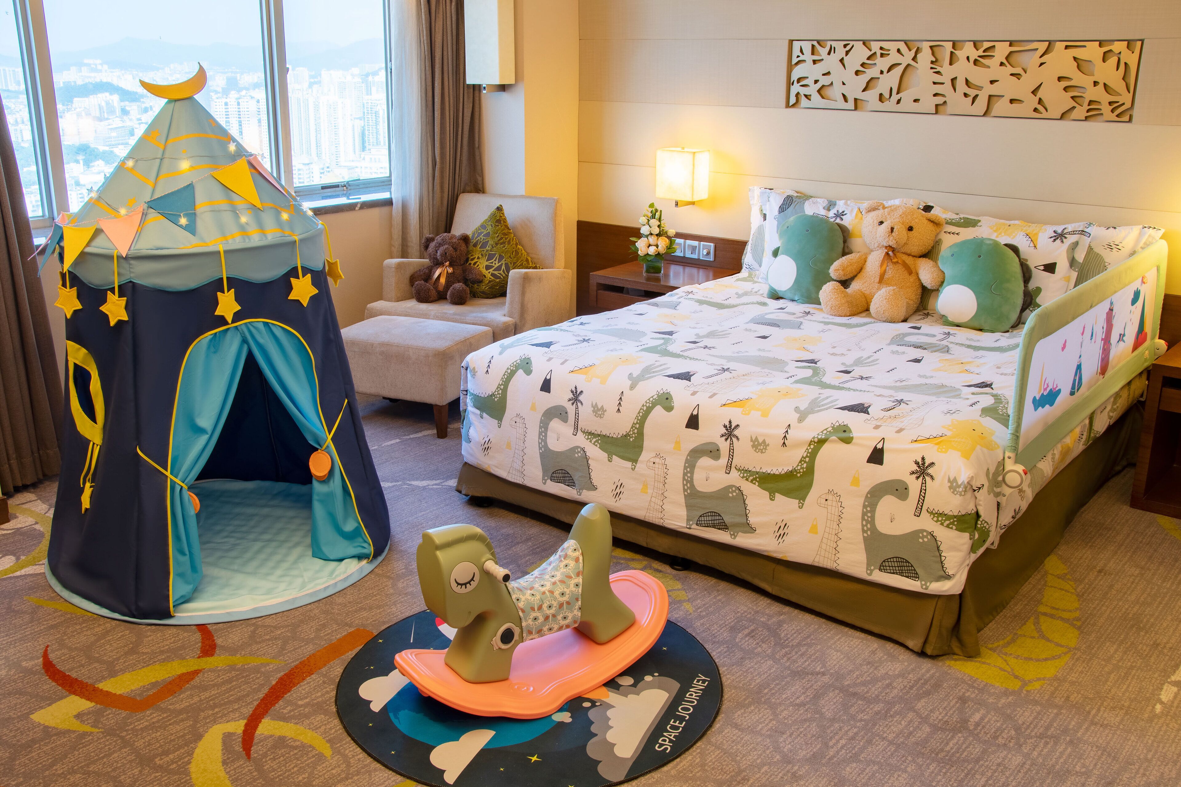 Suíte júnior, 1 cama King, vista para a cidade (Kids Theme) | Roupas de cama antialérgicas, edredons de pluma, frigobar