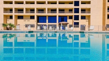 Cofre no quarto, secretária, cortinas/cortinados opacos