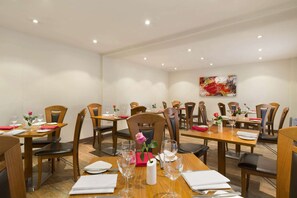 2 restaurantes, pequenos-almoços servidos