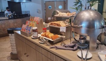 Café da manhã com buffet todos os dias mediante uma taxa
