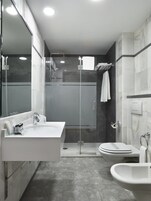 Quarto triplo | Banheiro | Produtos de toalete grátis, secador de cabelo, bidê, toalhas de banho