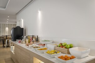 Pequeno-almoço tipo buffet diário mediante uma taxa 