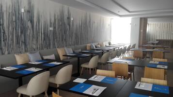 Uma sala de conferências com parede de mármore, várias mesas com cadeiras e uma grande janela.
