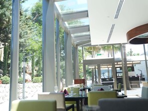 2 restaurantes: opção de café da manhã, almoço e jantar