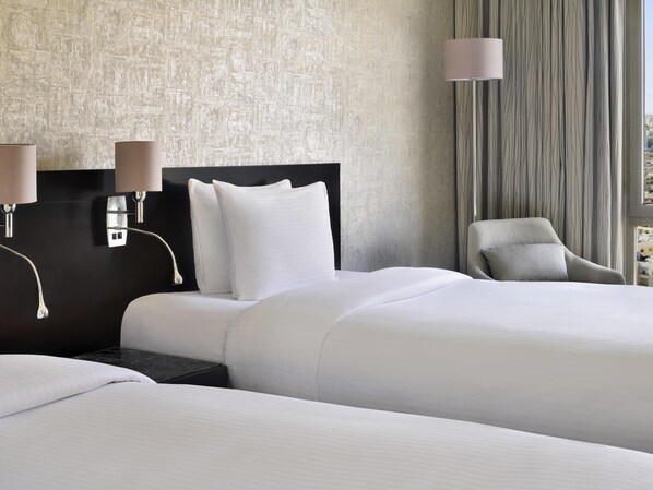 Quarto Twin Clássico, 2 camas individuais | 1 quarto, roupa hipoalergénica, minibar, cofre no quarto 