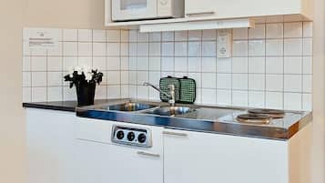 Studio Standard Twin | Cozinha privada | Um frigorífico, um micro-ondas, uma placa de cozinha