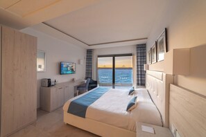 Panoramic Deluxe Seaview | Frigobar, cofres nos quartos, escrivaninha
