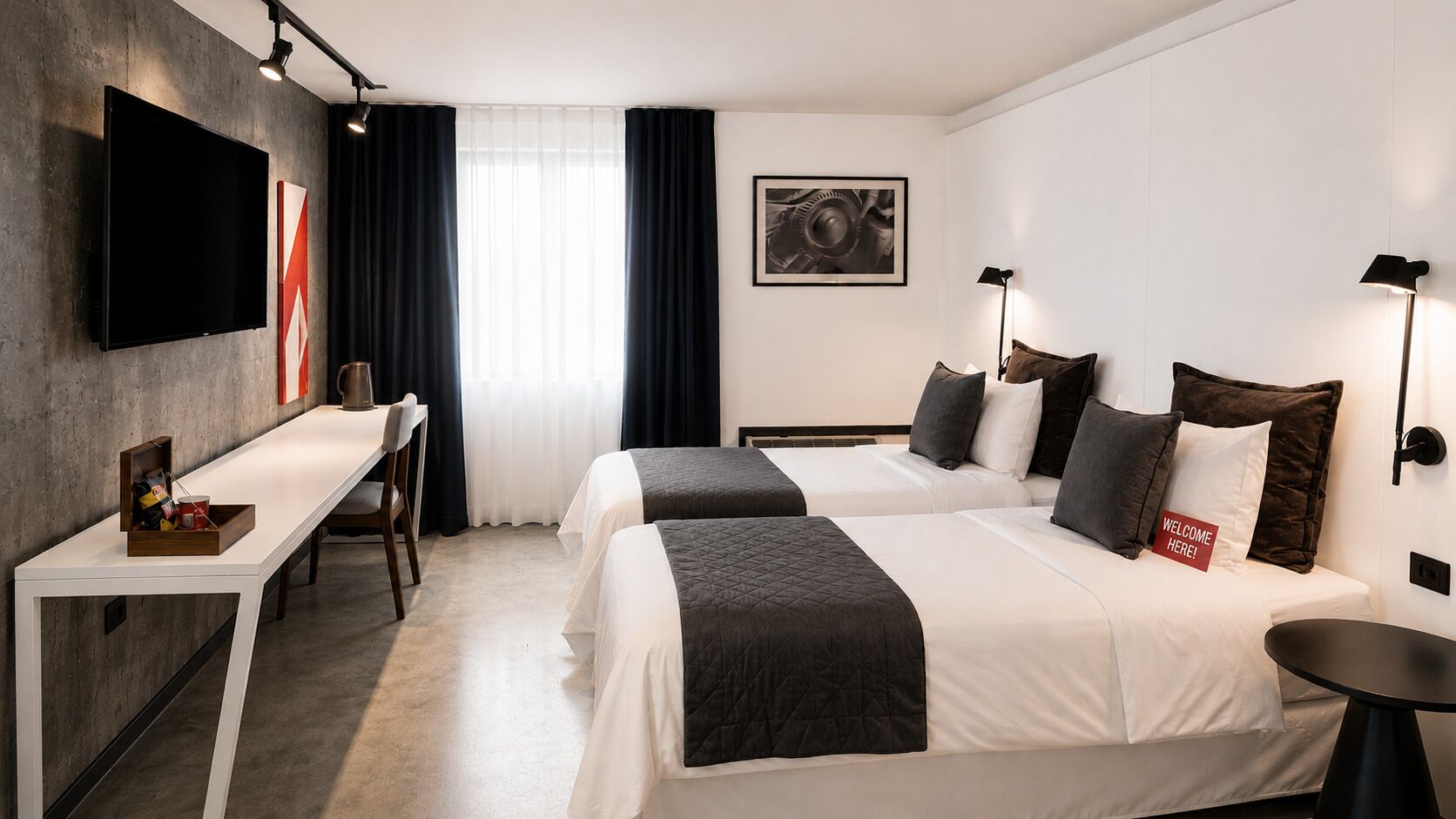 Quarto de hotel com duas camas, uma escrivaninha, televisão de tela plana e janela com cortinas.