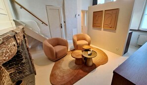 Uma sala de estar moderna com sofá, poltrona e mesa de centro.