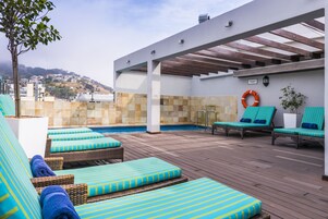 Piscina exterior, espreguiçadeiras