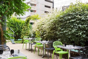 Terraço com espreguiçadeiras