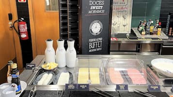 Pequeno-almoço tipo buffet diário mediante uma taxa