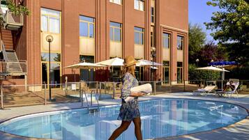 Piscina exterior, guarda-sóis, espreguiçadeiras