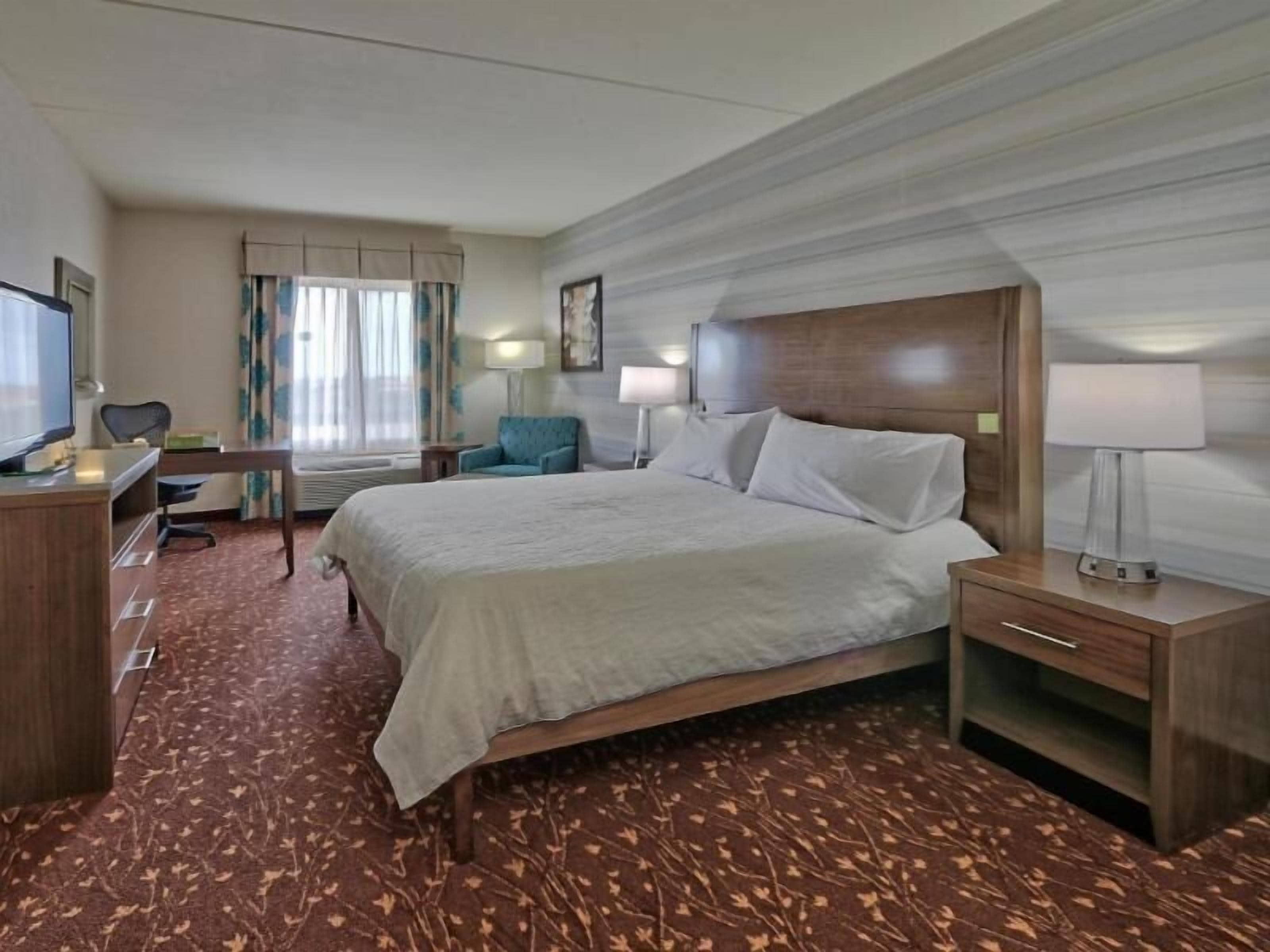Roupas de cama antialérgicas, cofres nos quartos, escrivaninha