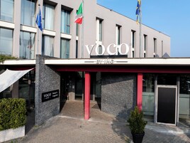 Um edifício com uma placa que diz 'Voco' e 'BY IHG'.
