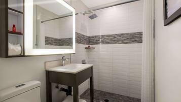 Quarto Familiar, várias camas, não fumadores, frigorífico e micro-ondas (Walk-in Shower) | Casa de banho | Um polibã, um secador de cabelo, toalhas fornecidas