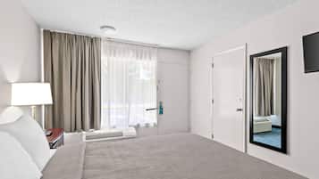Quarto, 1 cama Queen, acessível, para não fumantes | Escrivaninha, cortinas blackout, ferros/tábuas de passar roupa