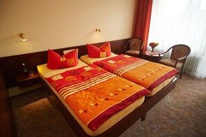 Quarto Standard | Roupa hipoalergénica, cofre no quarto, secretária 