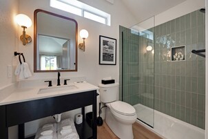 Quarto luxo, 2 camas Queen | Banheiro | Secador de cabelo, toalhas de banho