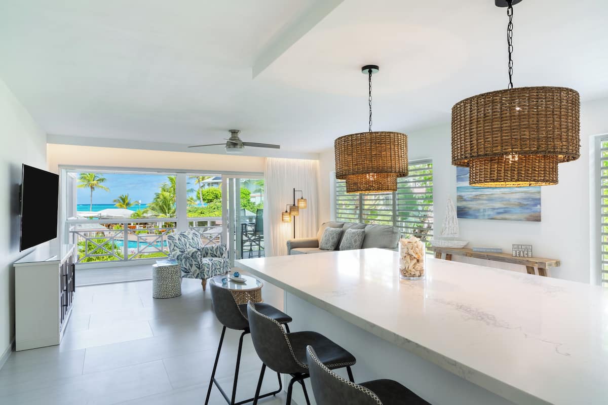 Suíte luxo, 2 quartos, vista para o oceano | Área de estar | TV 42 polegadas com canais a cabo