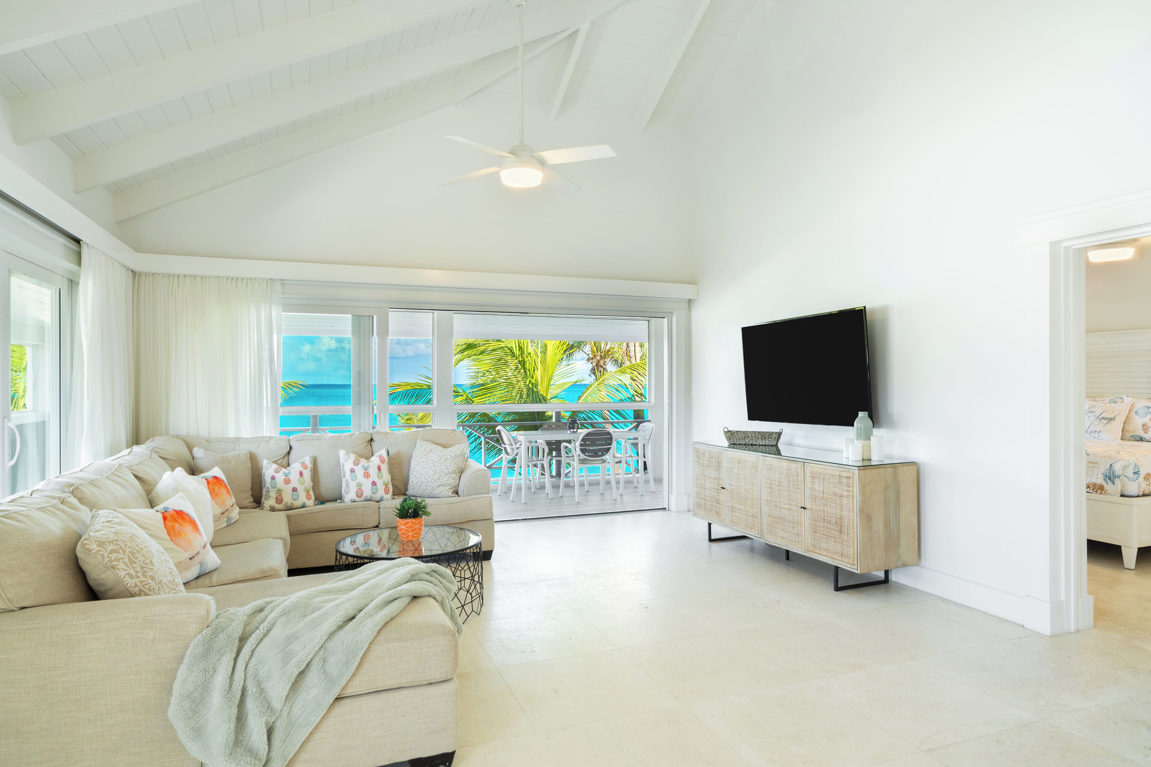 Suíte luxo, 2 quartos, de frente para a praia | Área de estar | TV 42 polegadas com canais a cabo