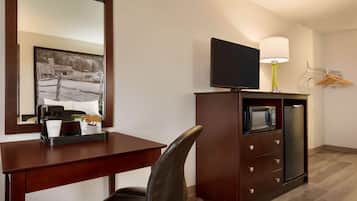 Quarto standard, 2 camas Queen | Escrivaninha, cortinas blackout, ferros/tábuas de passar roupa