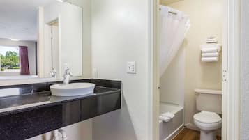 Quarto standard, 1 cama King, para não fumantes | Banheiro | Produtos de toalete grátis, toalhas de banho, sabonete, shampoo
