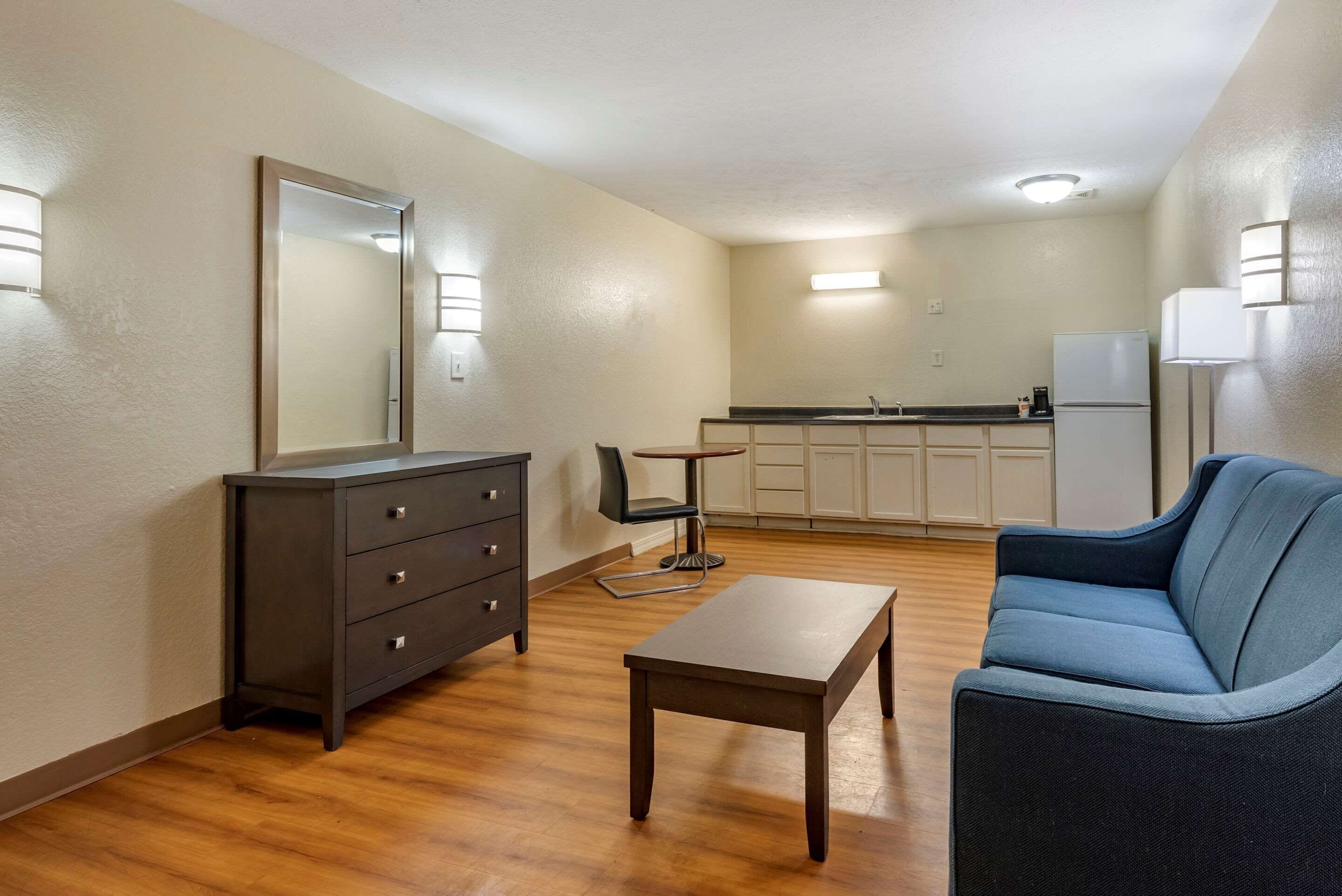 Suite, 2 camas de casal, não fumadores | Secretária, cortinas/cortinados opacos, Wi-fi grátis 