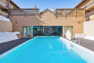 Piscina interior, piscina exterior, espreguiçadeiras 