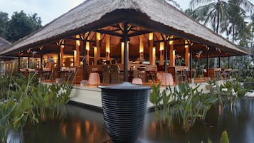 Pequenos-almoços, almoços, jantares servidos, com vista para a piscina