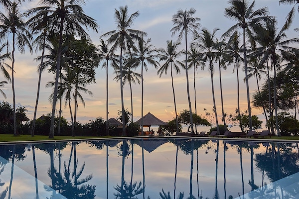 Piscina externa, espreguiçadeiras