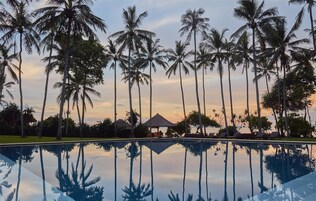 Piscina externa, espreguiçadeiras