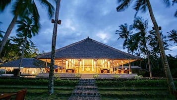 Pequenos-almoços, almoços, jantares servidos, com vista para a piscina