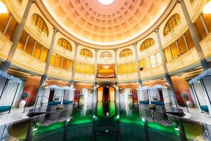 Piscina interior, piscina exterior, toldos gratuitos, espreguiçadeiras 