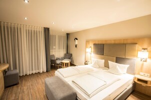 Minibar, cofre no quarto, secretária, camas desdobráveis 