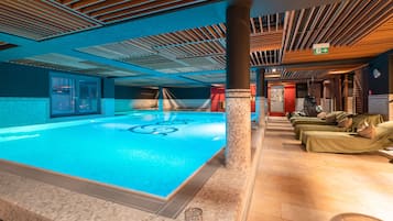 Piscina interior, espreguiçadeiras