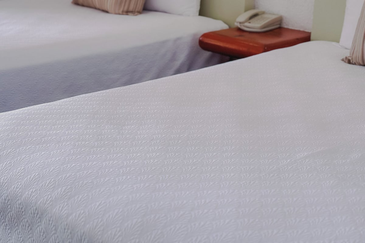 Frigobar, cofres nos quartos, escrivaninha, cortinas blackout