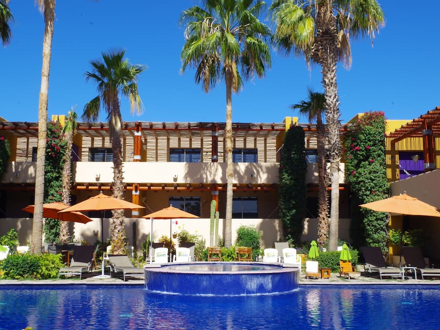 Piscina exterior, guarda-sóis, espreguiçadeiras