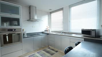 Quarto Premier, 2 quartos (Club Floor) | Kitchenette privada | Um frigorífico