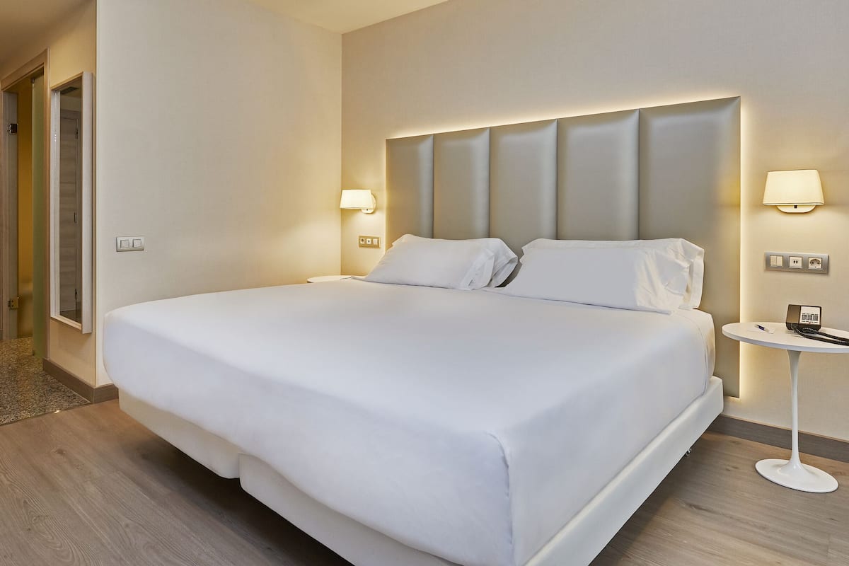 Frigobar, cofres nos quartos, individualmente mobiliados, escrivaninha